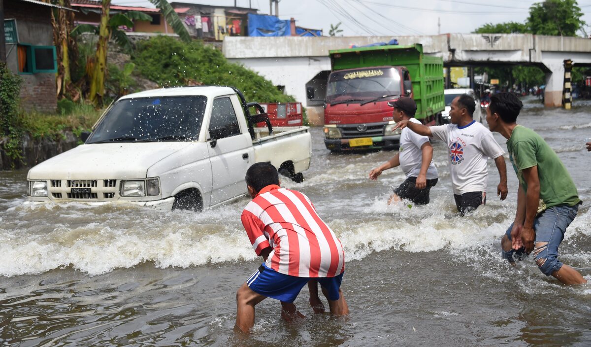 The flood that cut off the Pantura Pasuruan route is gradually receding - Kompas.id