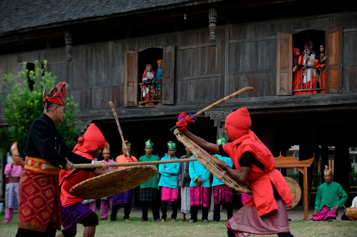 Karaci, Seni Pertarungan Adat Sumbawa - Kompas.id