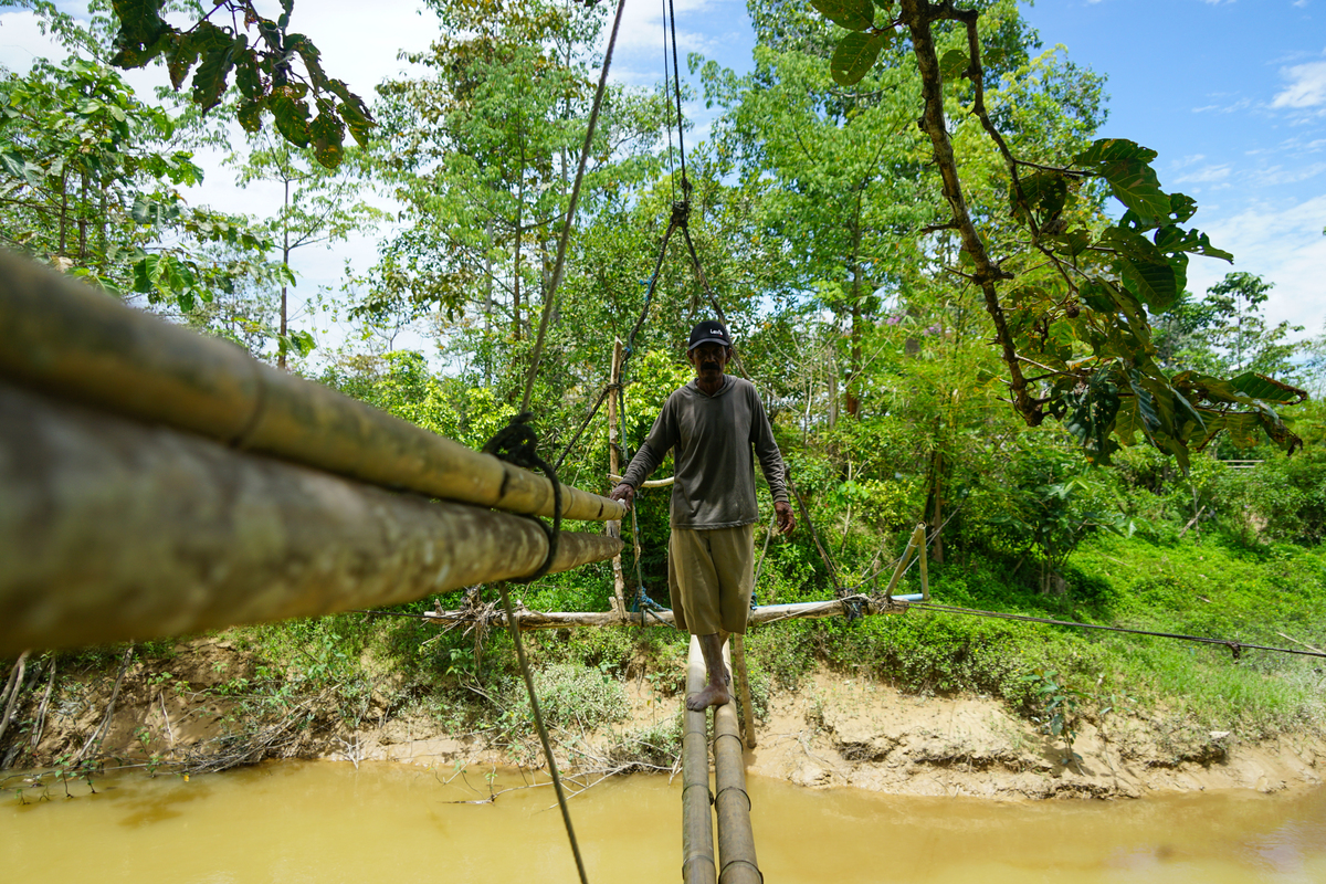 Jembatan Bambu dan Gedung Pemerintahan Baru di Sultra - Kompas.id