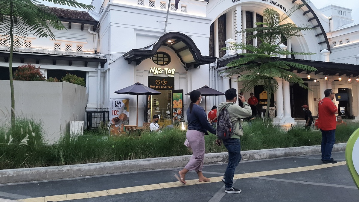 Sebagian Trotoar DKI Jakarta Belum Ramah Pedestrian - Kompas.id