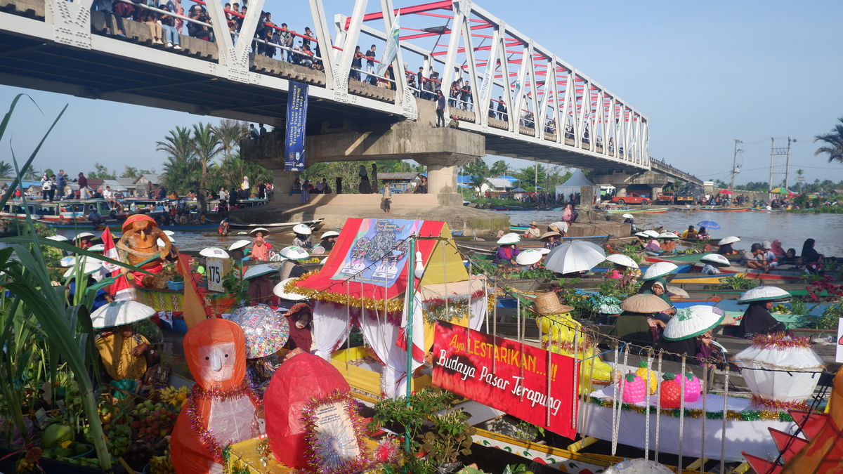 Festival Pasar Terapung Lok Baintan Bangkitkan Pariwisata Kalsel - Kompas.id