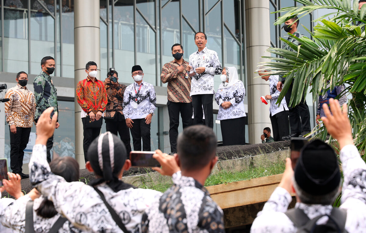 Pemerintah Berkomitmen Menyejahterakan Guru - Kompas.id