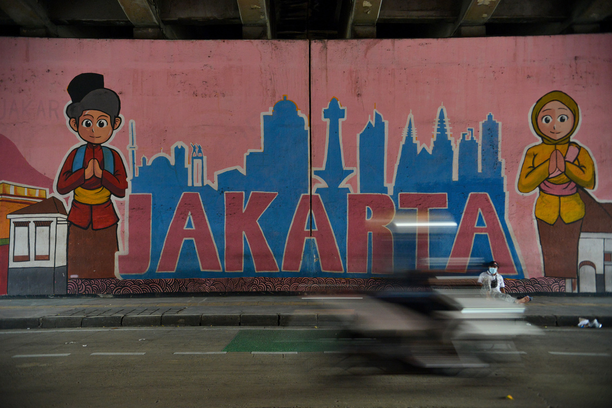 Mural Ikonik tentang Sejarah Jakarta di Stasiun Jatinegara Butuh ...