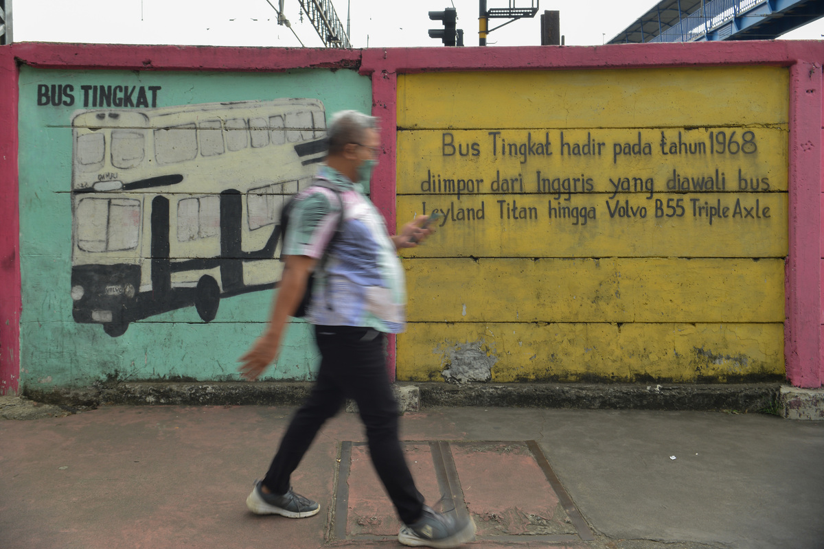 Mural Ikonik tentang Sejarah Jakarta di Stasiun Jatinegara Butuh ...