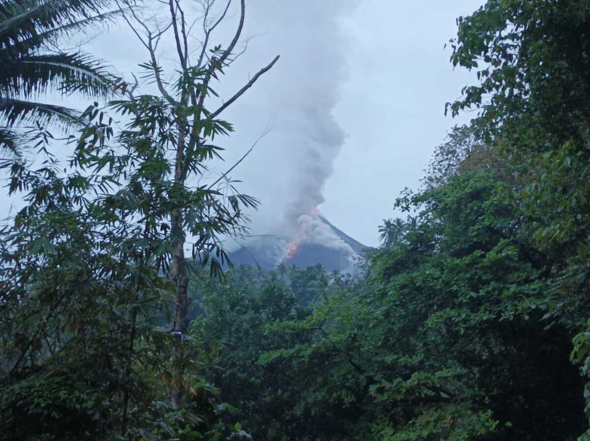 Erupsi Gunung Karangetang Berlanjut Memasuki Hari Keempat - Kompas.id