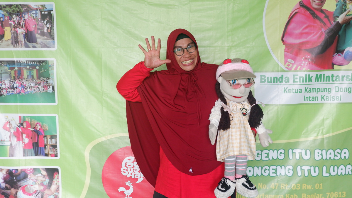 Enik Mintarsih, Menebar Keceriaan lewat Dongeng - Kompas.id