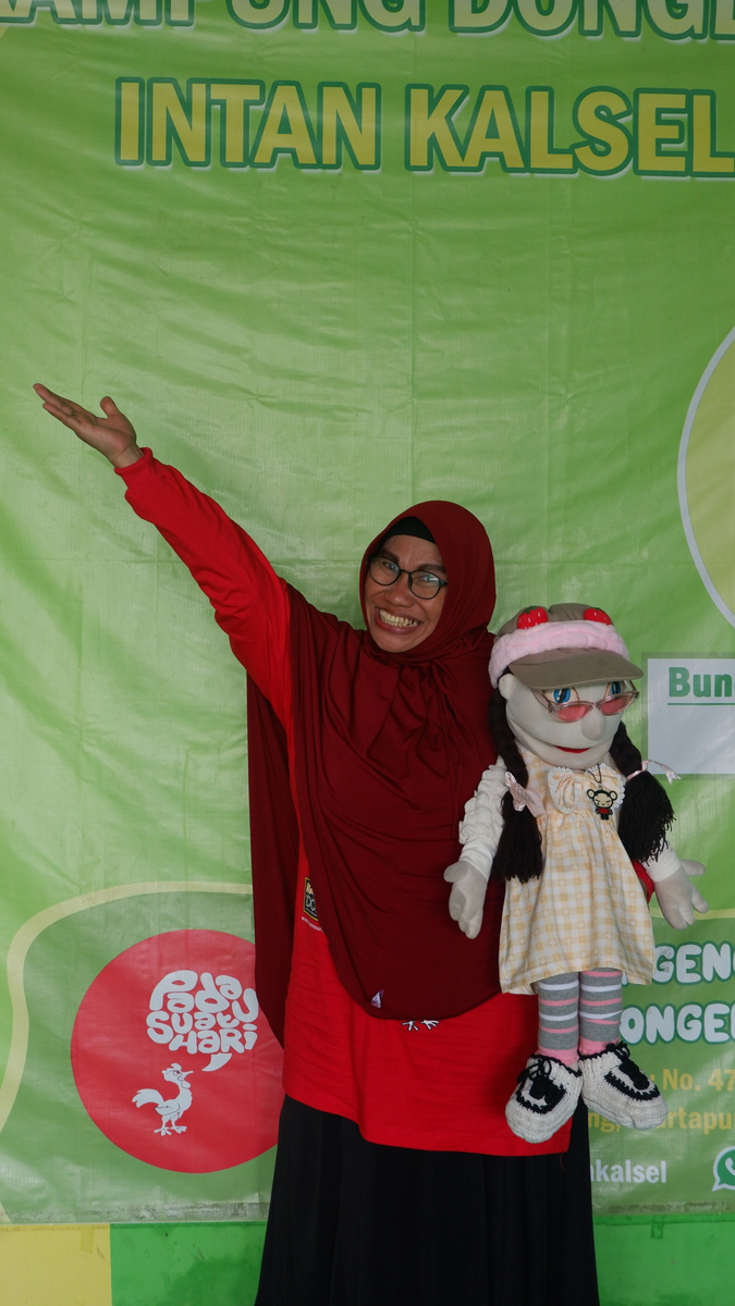 Enik Mintarsih, Spreading Cheerfulness through Stories - Kompas.id