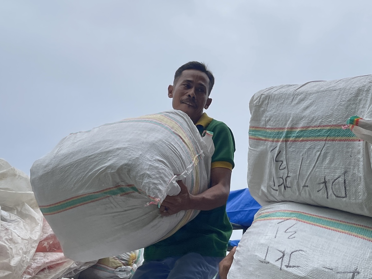 Ratusan Tahun Peran Penting Kuli Angkut di Indonesia - Kompas.id