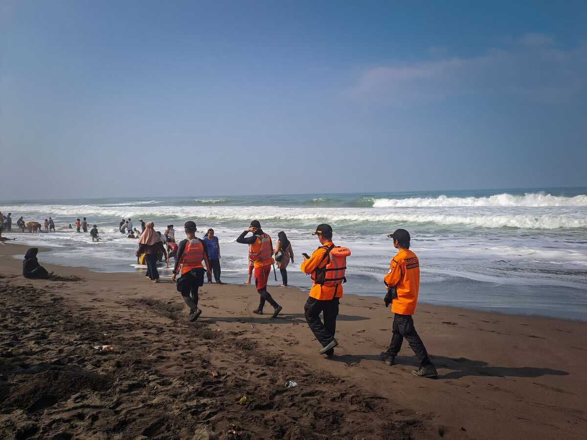 Dua Korban Terseret Ombak di Pantai Kebumen Masih Dicari, Waspadai ...