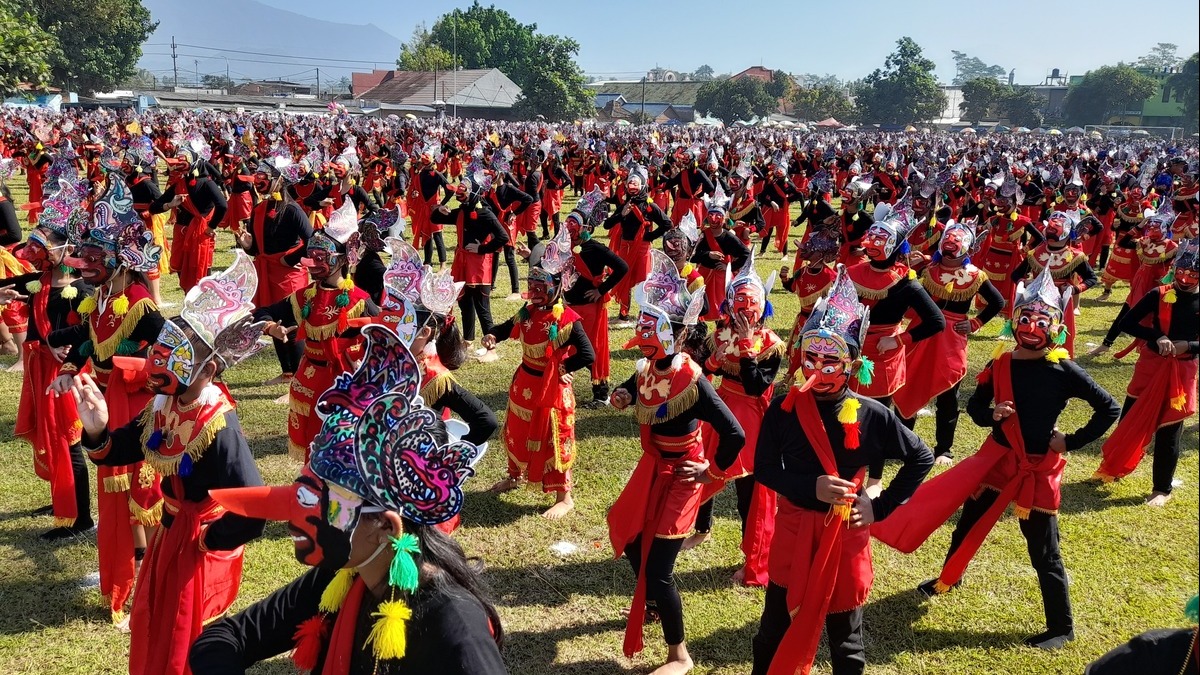 2.023 Siswa di Malang Menari Topeng Bapang Massal - Kompas.id
