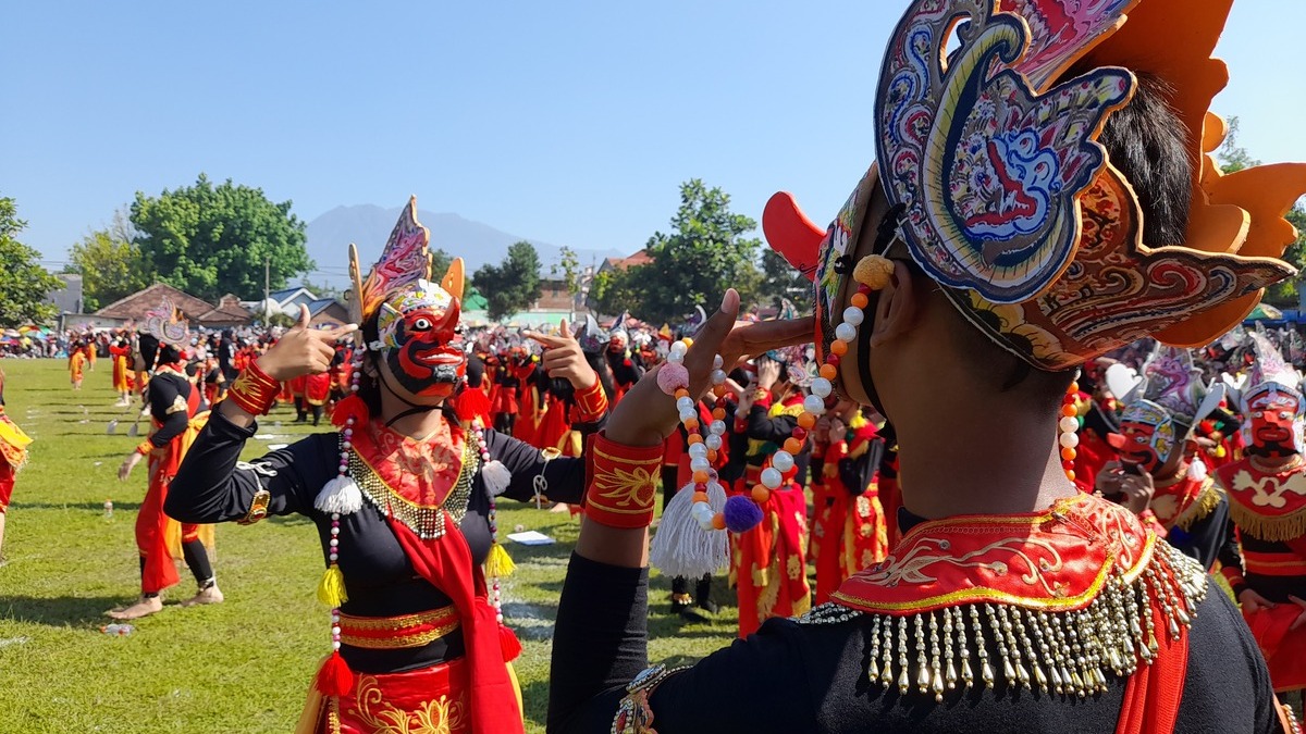 2.023 Siswa di Malang Menari Topeng Bapang Massal - Kompas.id
