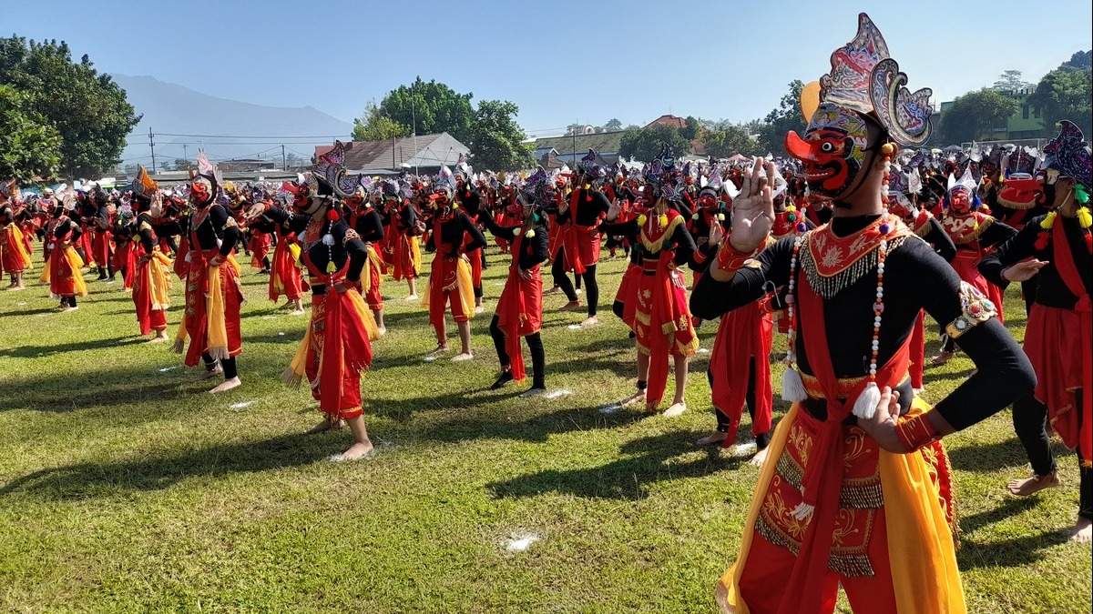 2.023 Siswa di Malang Menari Topeng Bapang Massal - Kompas.id