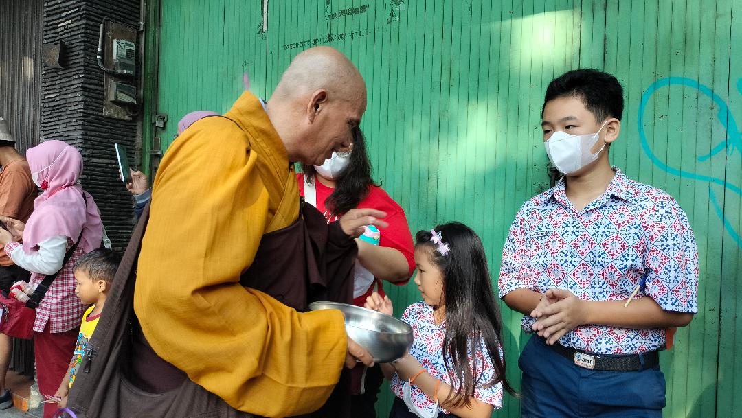 Ritual Pindapata di Magelang, Umat Lintas Agama Berderma untuk Para ...