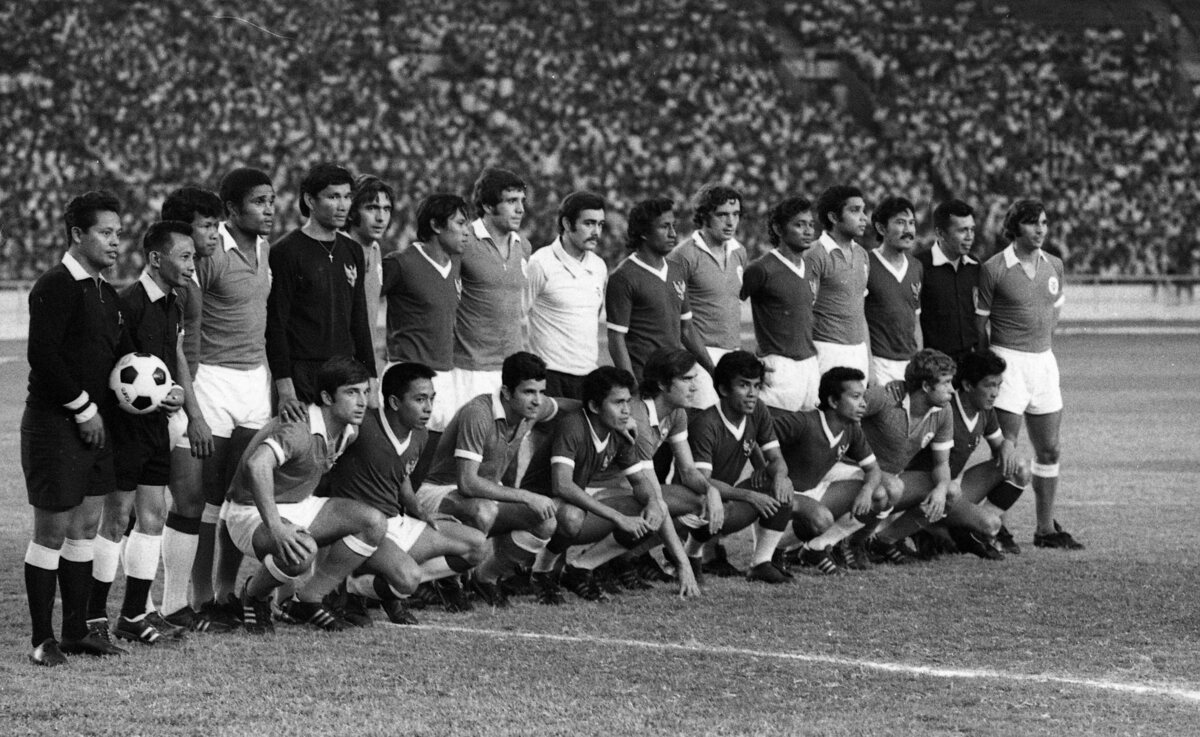 “Kompas” Archive: Pele and Eusebio, Two “GOATs” Came to Jakarta in 1972 ...