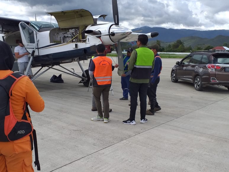 The SAM Air plane carrying six people crashed in the Yalimo Mountains ...