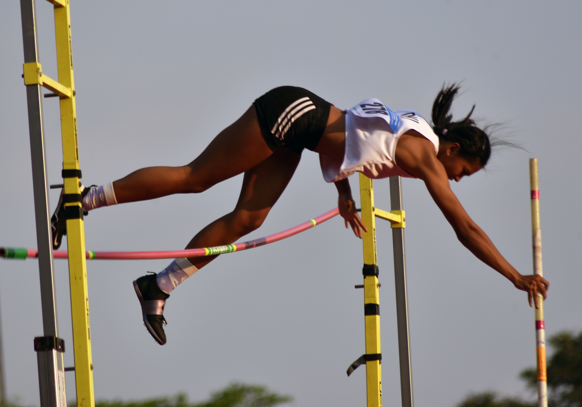 Failed to Break the Women's Pole Jumping National Record, Diva Renatta ...