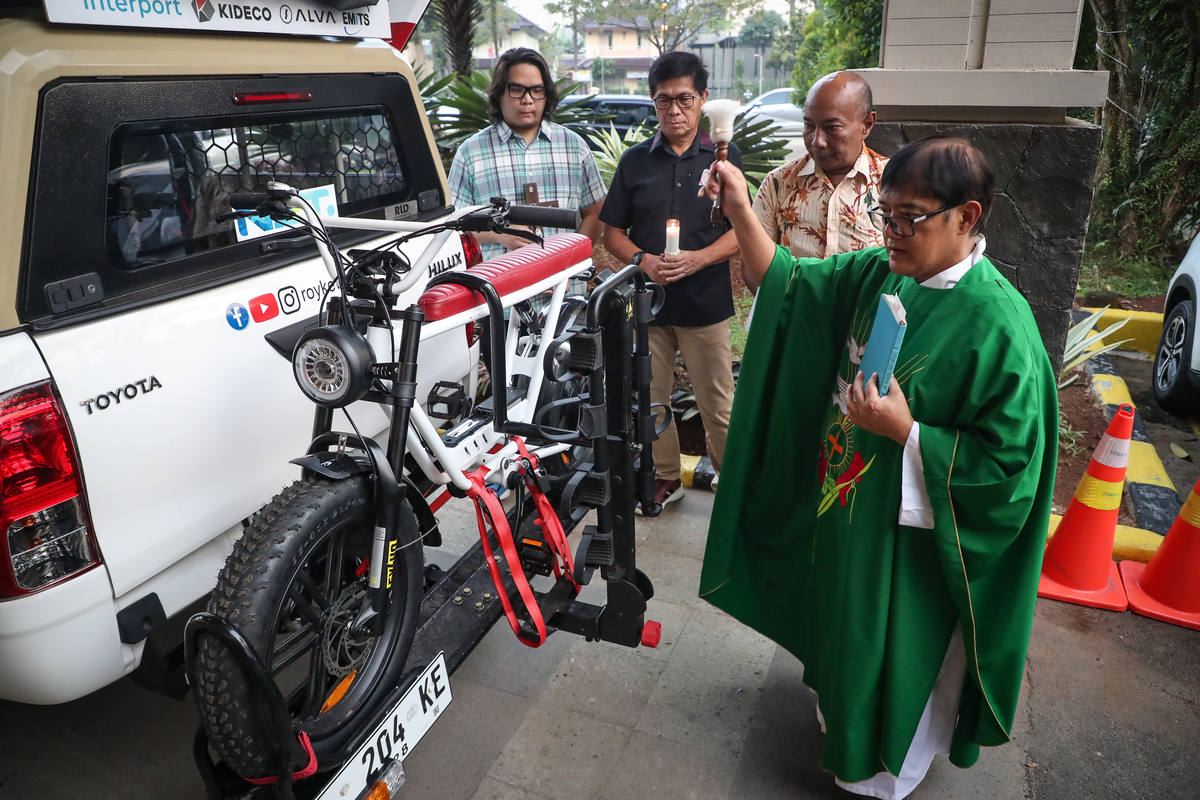 Royke Lumowa Blessing Mass before Cycling to Paris - Kompas.id