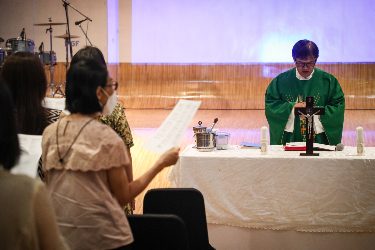 Royke Lumowa Blessing Mass before Cycling to Paris - Kompas.id