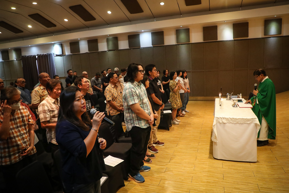 Royke Lumowa Blessing Mass before Cycling to Paris - Kompas.id