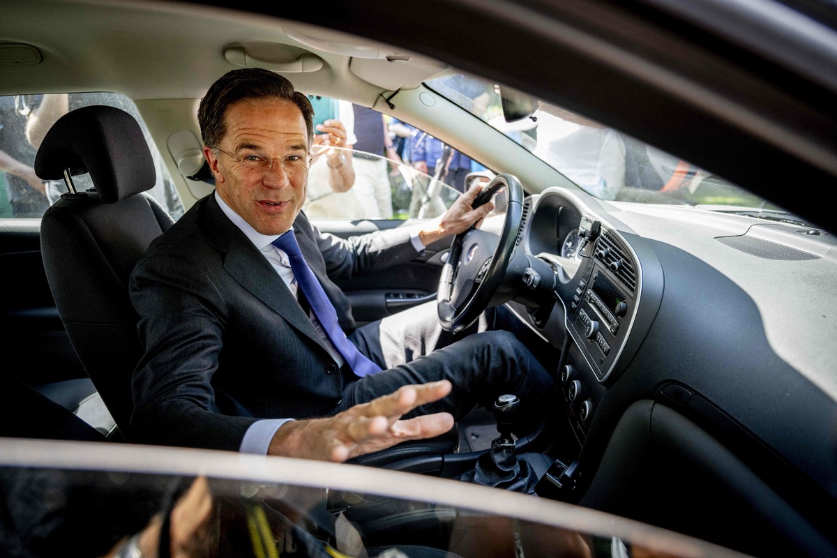 Rutte Drives Alone When Presenting Letter of Resignation to the King of ...