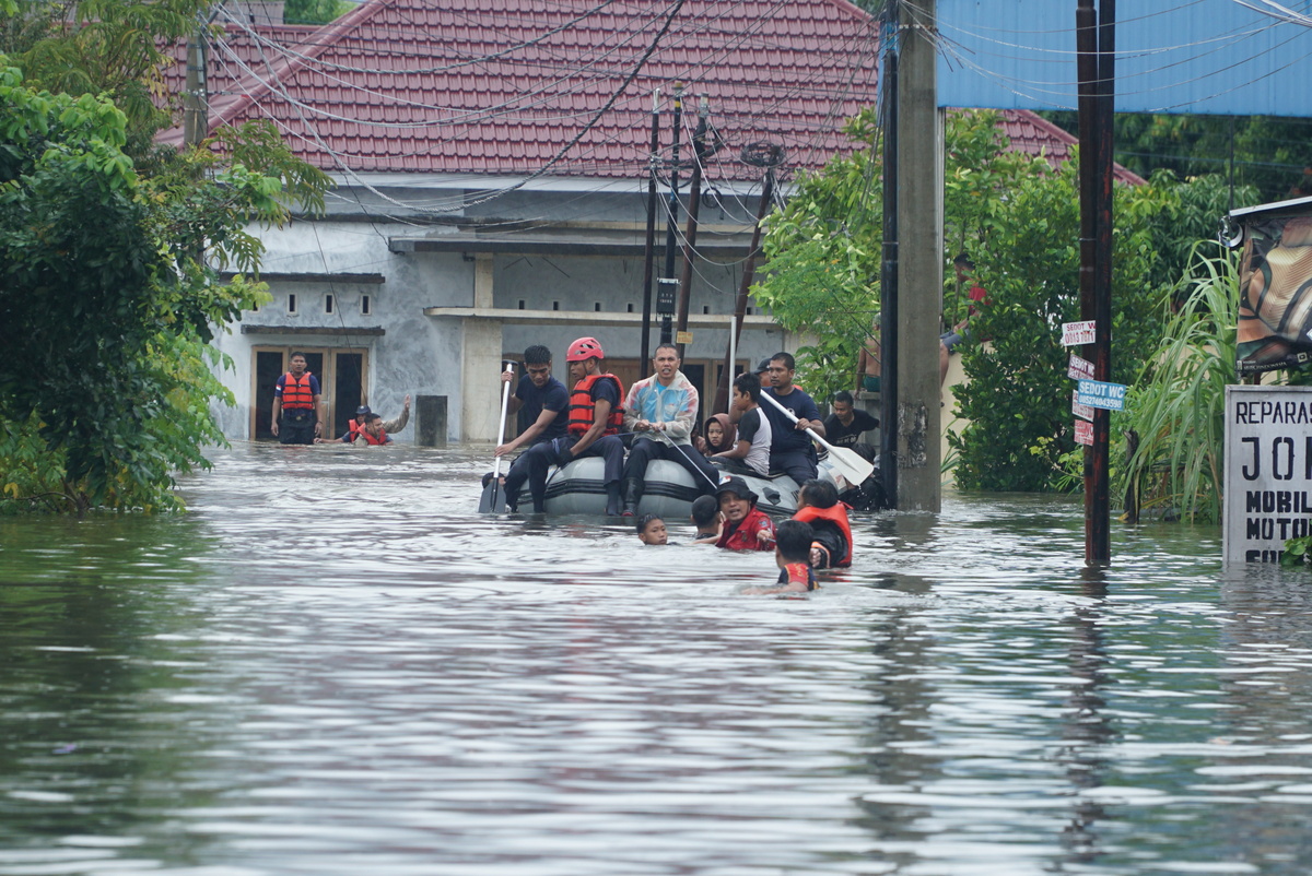 Hujan Deras Sejak Kemarin Kota Padang Dilanda Banjir Dan Longsor