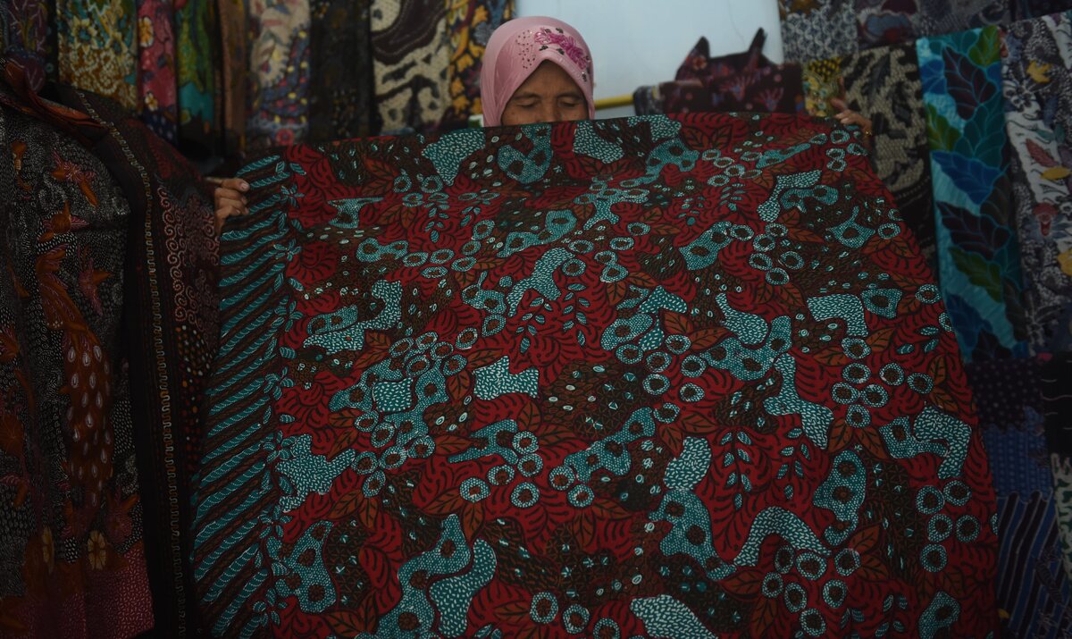The Pulse of Madura Batik at the August 17th Market - Kompas.id