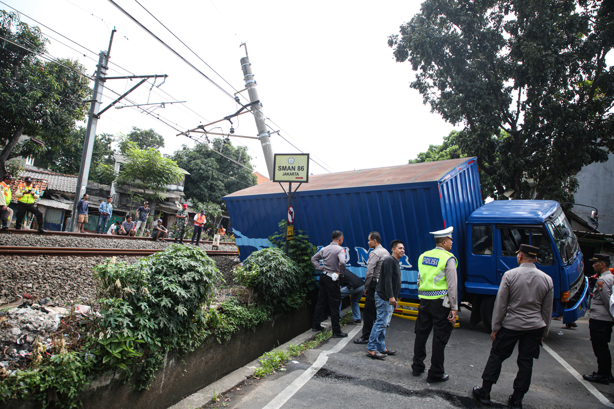 Insiden Truk Tabrak Tiang LAA Buka Kerentanan KRL - Kompas.id