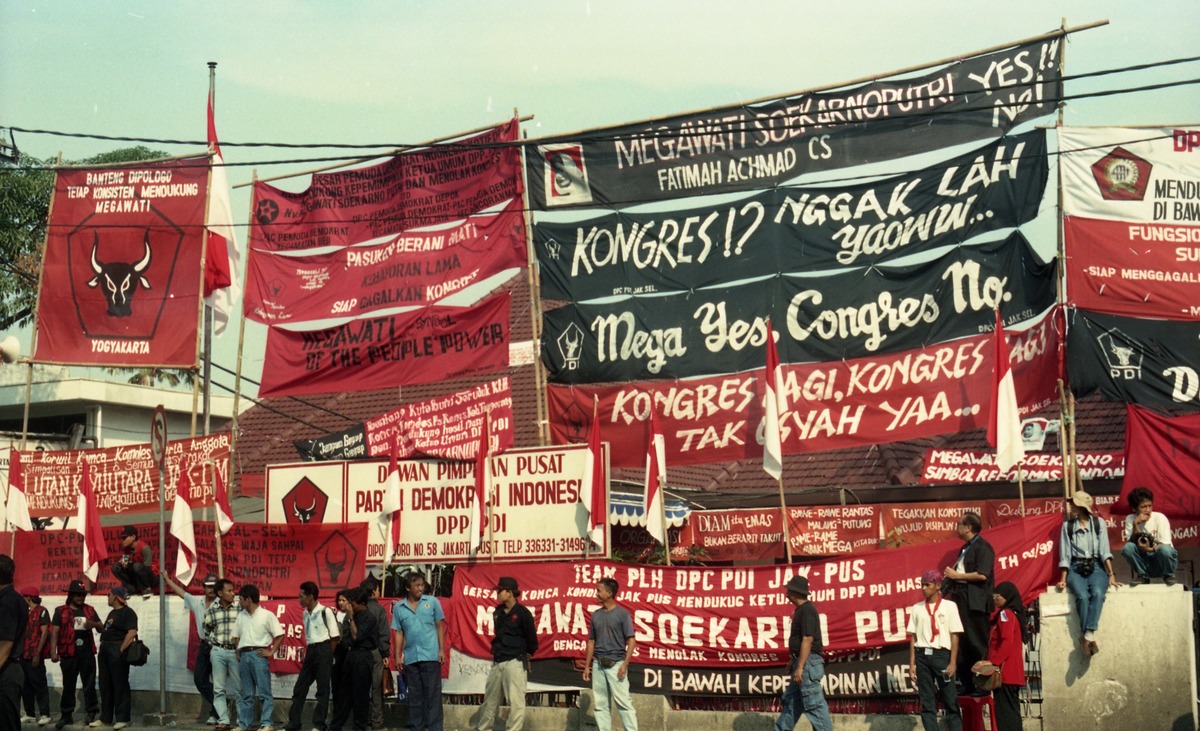 Arsip Foto Kompas: Mengenang 27 Tahun Kerusuhan 27 Juli - Kompas.id