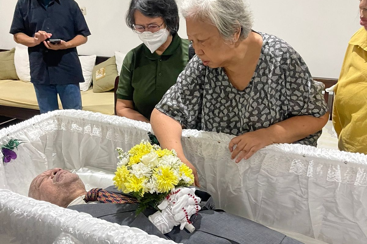 Frans Meak Parera, Tokoh Perbukuan Itu, Berpulang - Kompas.id