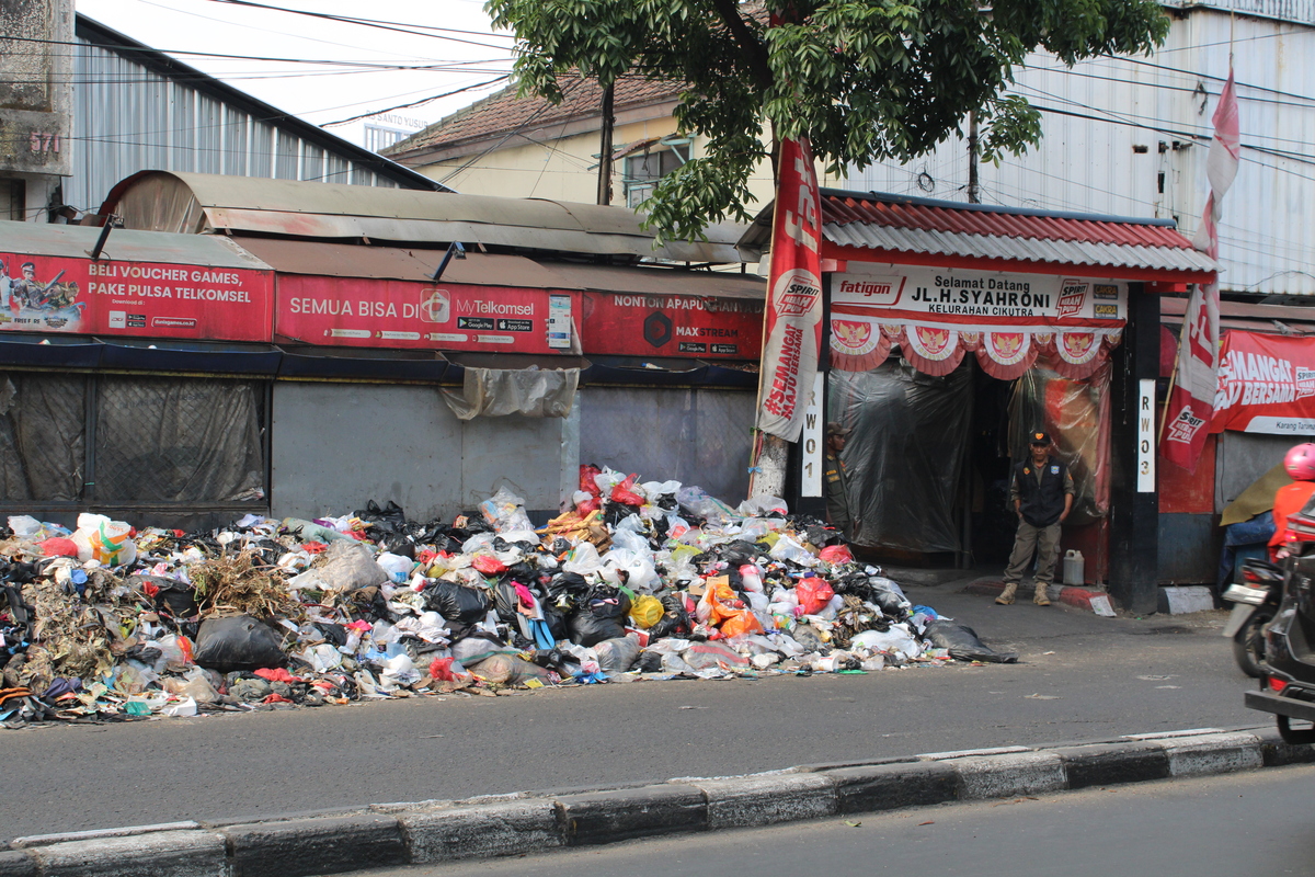 The case of Ridwan Kamil and the Trash Thrower that went viral on ...
