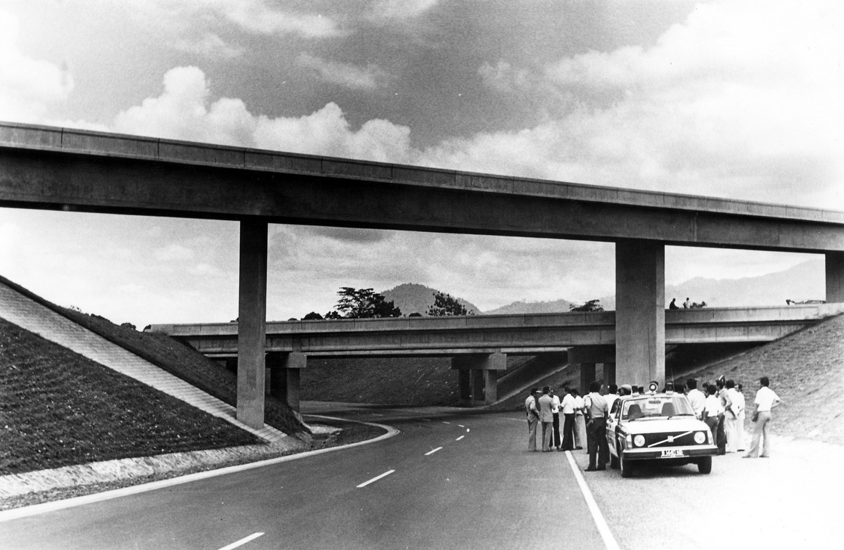 Arsip Foto “Kompas” : Jagorawi, Jalan Tol Pertama di Indonesia - Kompas.id