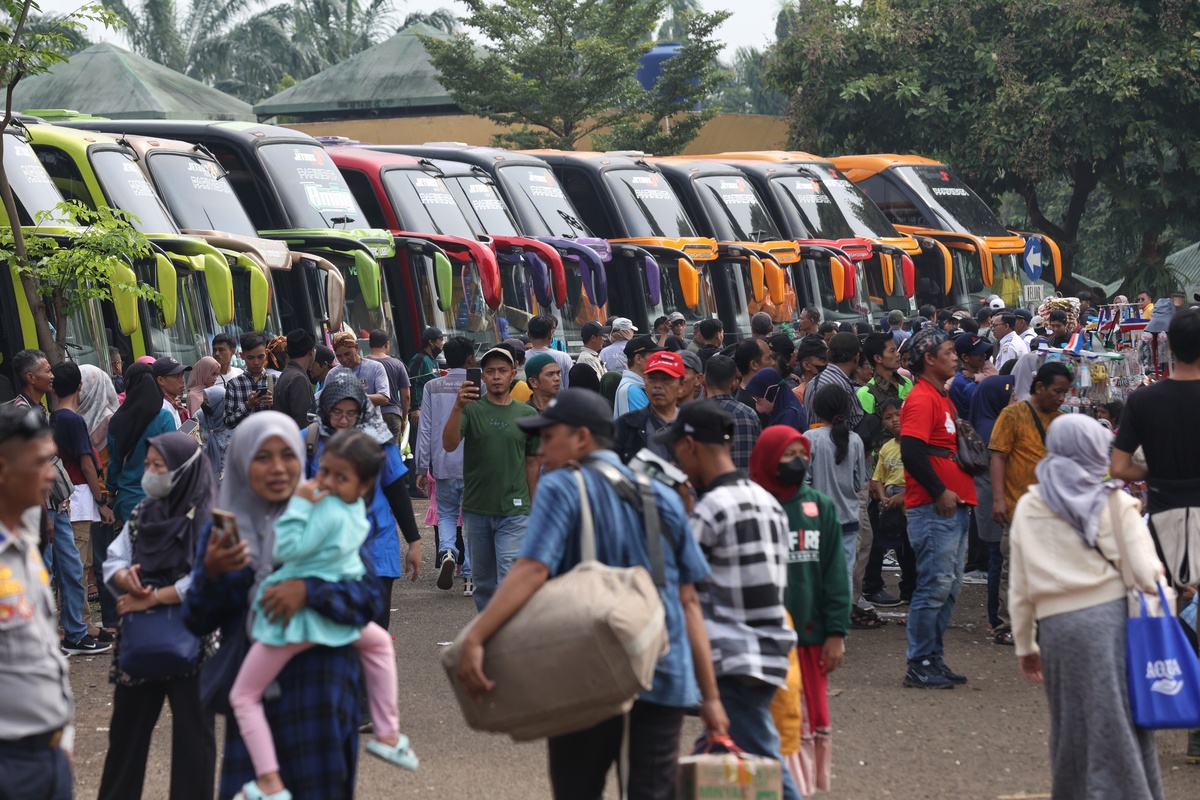 Children's Excitement and the Dangers of 'Telolet' Horns on Buses ...