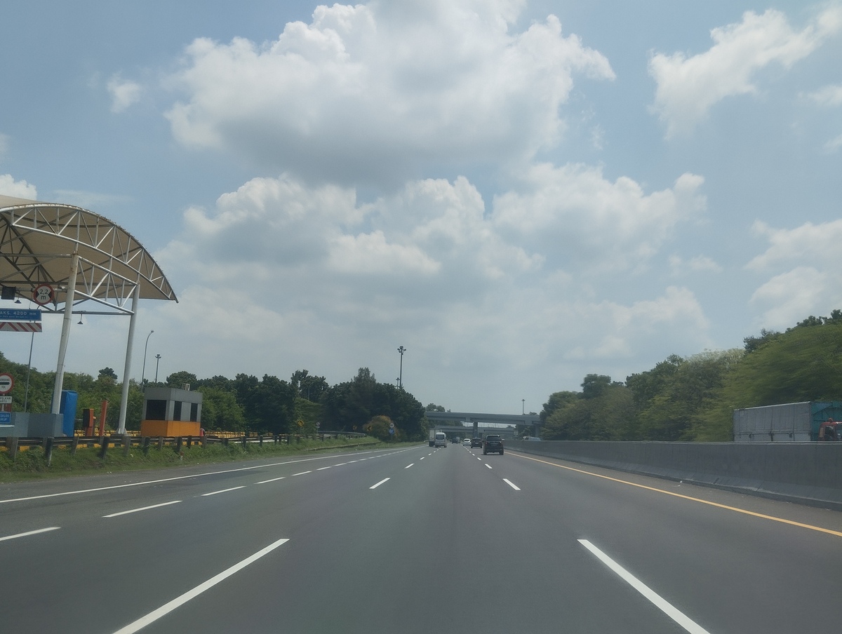 Puncak Arus Balik Terlewati, Lalu Lintas Tol Jakarta-Cikampek Lancar - Kompas.id